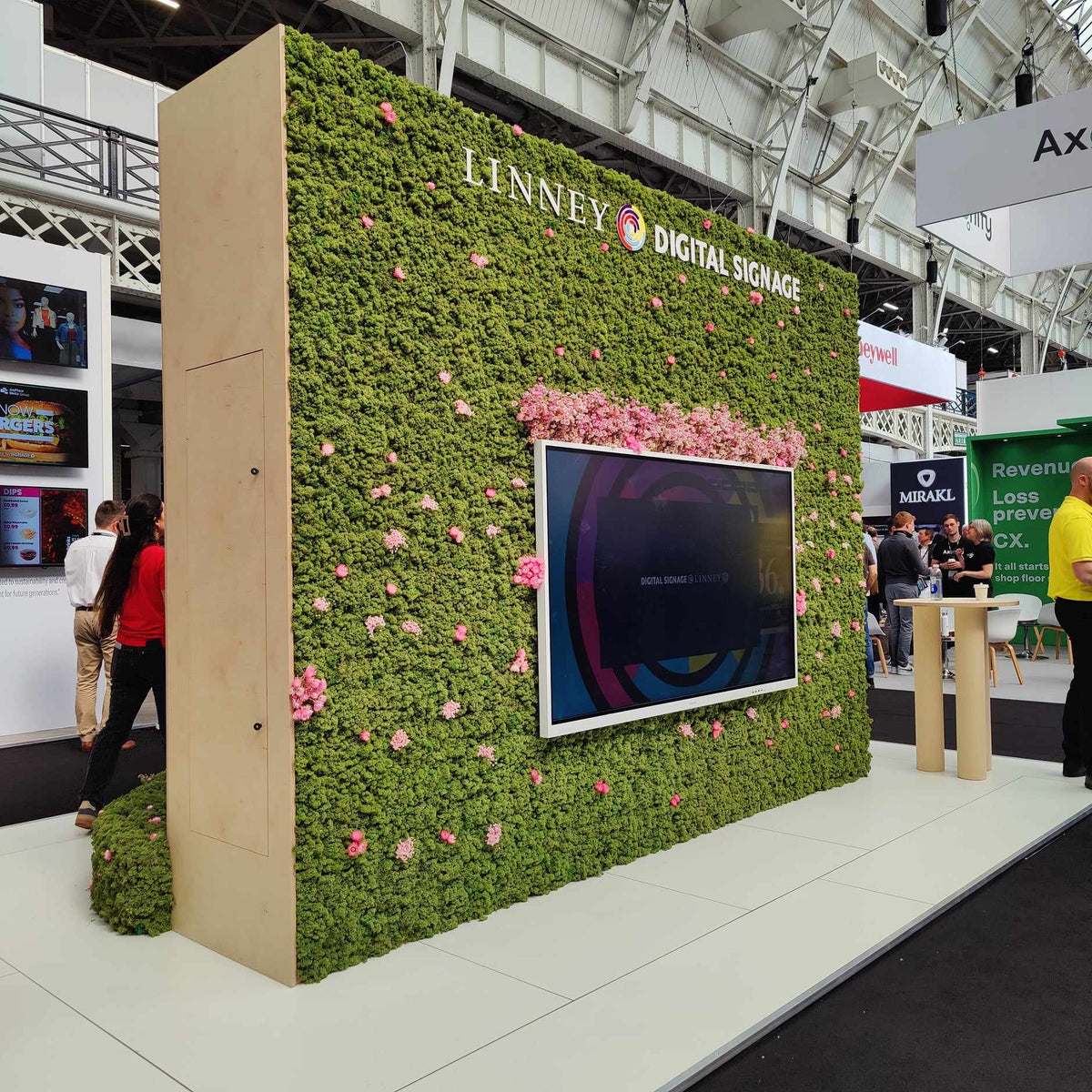 Moss Wall Installation: Blending Nature with Technology – regeneratestudios